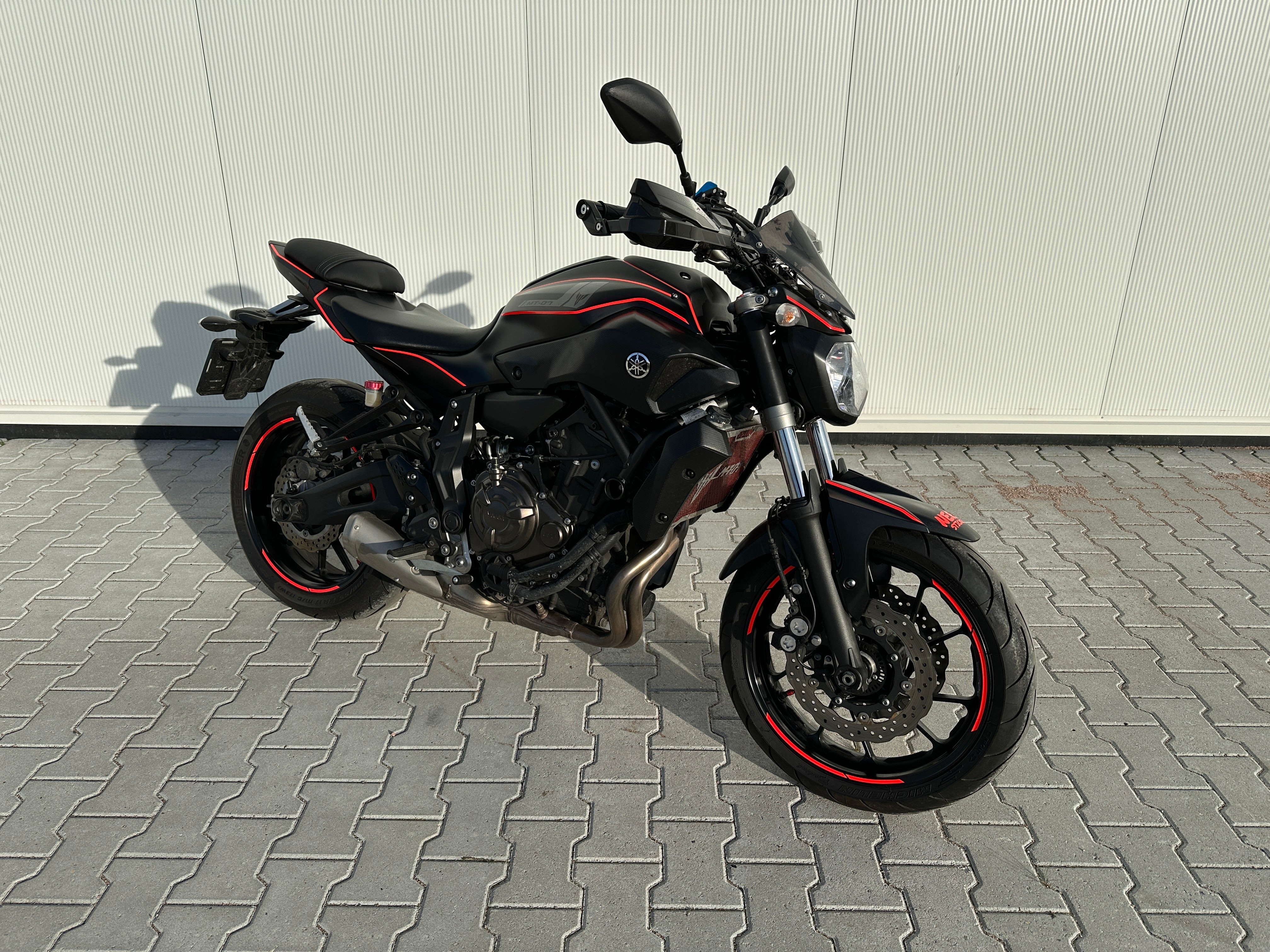 MT07 – Nero Stickers